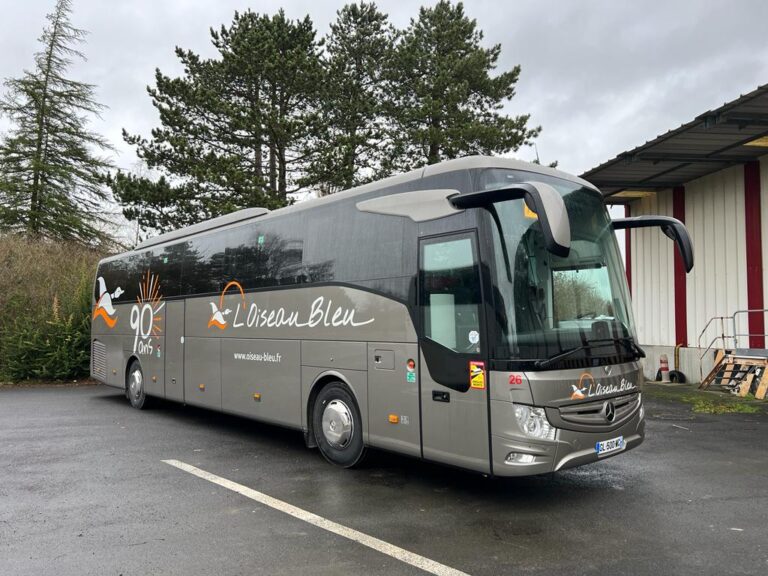 Arrivée de 2 autocars Mercedes - L'oiseau bleu